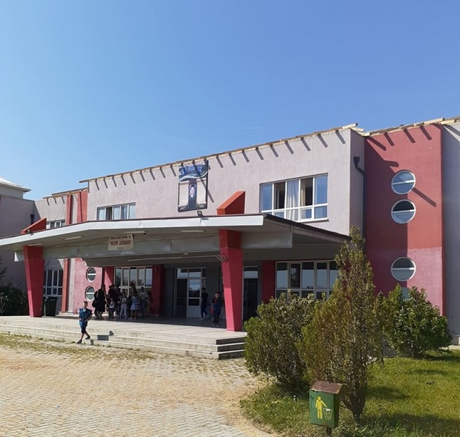 Në Ferizaj nxënësit vijojnë mësimet derisa rinovohet çatia e shkollës Në Ferizaj nxënësit vijojnë mësimet derisa rinovohet çatia e shkollës
