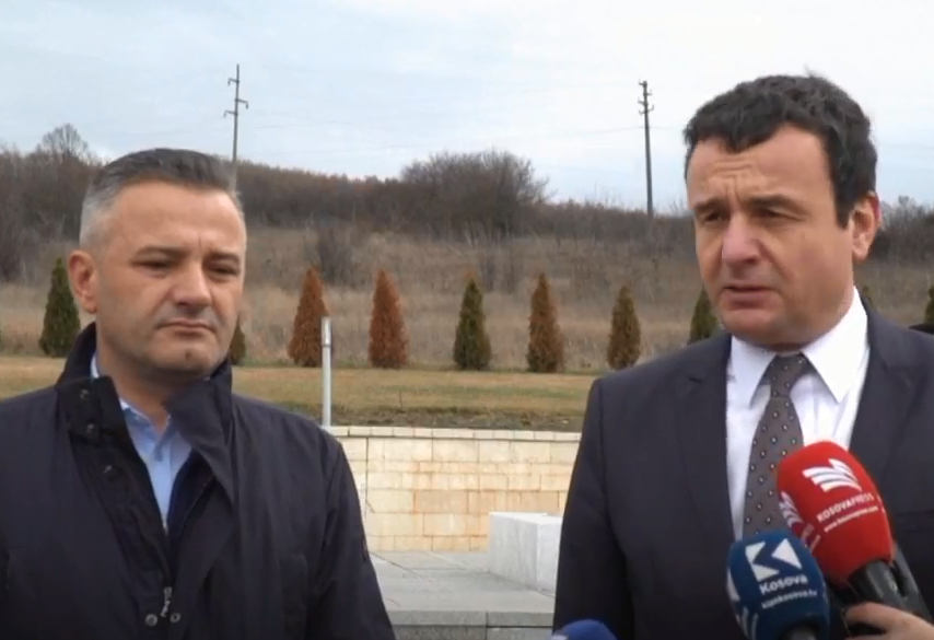 Kurti homazhe në Prekaz: Liria dhe shteti i Kosovës i ka rrënjët të ... Kurti homazhe në Prekaz: Liria dhe shteti i Kosovës i ka rrënjët të ...