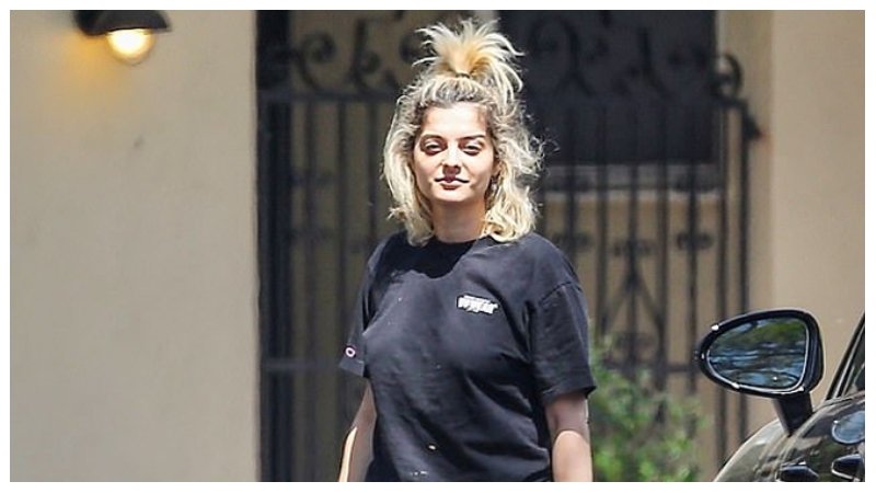 Kështu duket Bebe Rexha rrugëve në këtë kohë karantine Kështu duket Bebe Rexha rrugëve në këtë kohë karantine