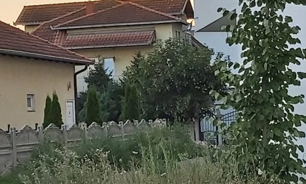 Në këtë shtëpi në Fushë Kosovë dyshohet se djali vrau babanë me sëpatë Në këtë shtëpi në Fushë Kosovë dyshohet se djali vrau babanë me sëpatë