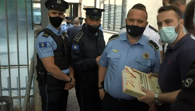 Policia ndërhyn edhe në aksionin e PDK-së para Ministrisë së Drejtësisë ... Policia ndërhyn edhe në aksionin e PDK-së para Ministrisë së Drejtësisë ...
