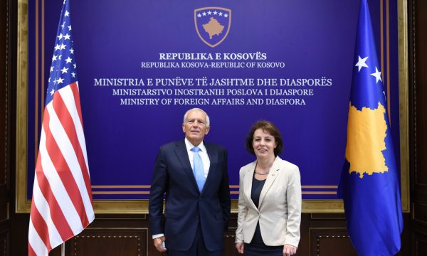 Ministrja Gërvalla priti në takim gjeneralin amerikan Wesley Clark Ministrja Gërvalla priti në takim gjeneralin amerikan Wesley Clark