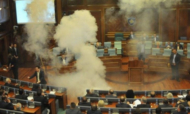 Hedhja e gazit lotsjellës në Kuvend, dënohen me burgim me kusht dy ish ... Hedhja e gazit lotsjellës në Kuvend, dënohen me burgim me kusht dy ish ...