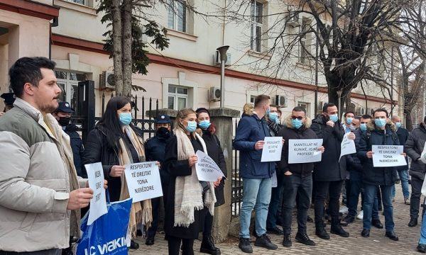 “Derisa presim të pjeken kushtet, na u kalbën dëshirat”, specializantët ... “Derisa presim të pjeken kushtet, na u kalbën dëshirat”, specializantët ...
