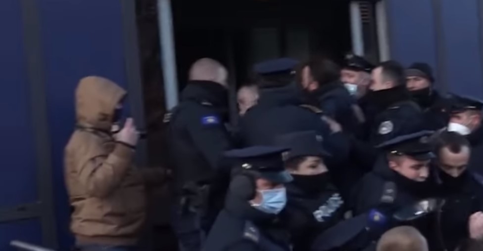 Momenti kur Dardan Molliqaj godet me shuplakë policin e Kosovës Momenti kur Dardan Molliqaj godet me shuplakë policin e Kosovës