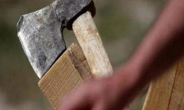 Burri nga Prishtina godet me sëpatë një person Burri nga Prishtina godet me sëpatë një person