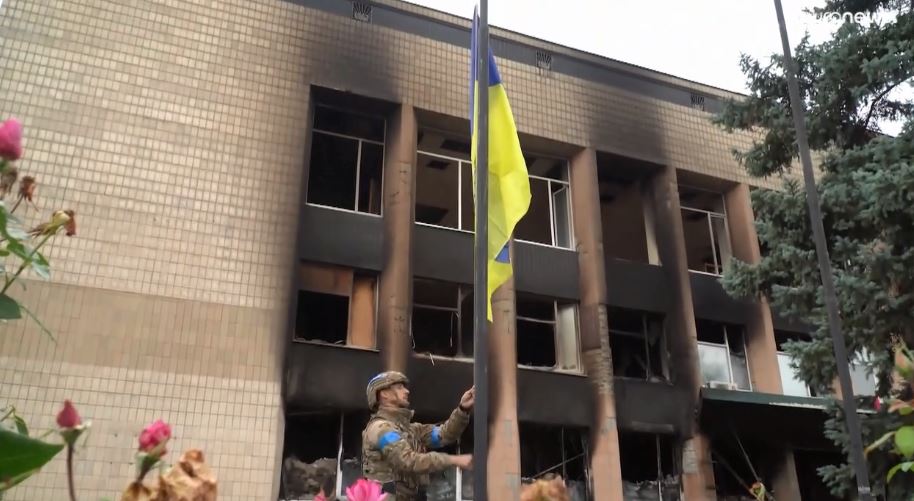 Ukraina rimerr Iziumin, ngrehin flamurin ukrainas Ukraina rimerr Iziumin, ngrehin flamurin ukrainas