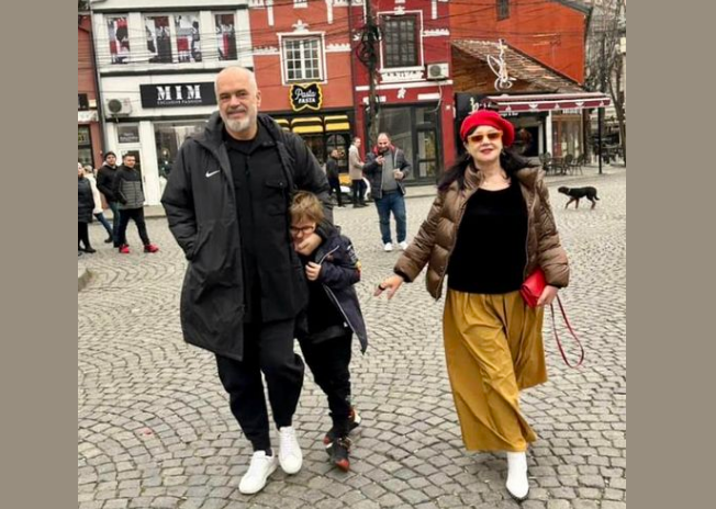 Edi Rama me familjen në Prizren: Të jep një kënaqësi të posaçme ... Edi Rama me familjen në Prizren: Të jep një kënaqësi të posaçme ...