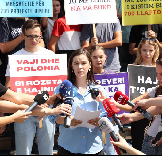Derisa po realizonte aksionin para Ministrisë së Rozeta Hajdarit ... Derisa po realizonte aksionin para Ministrisë së Rozeta Hajdarit ...