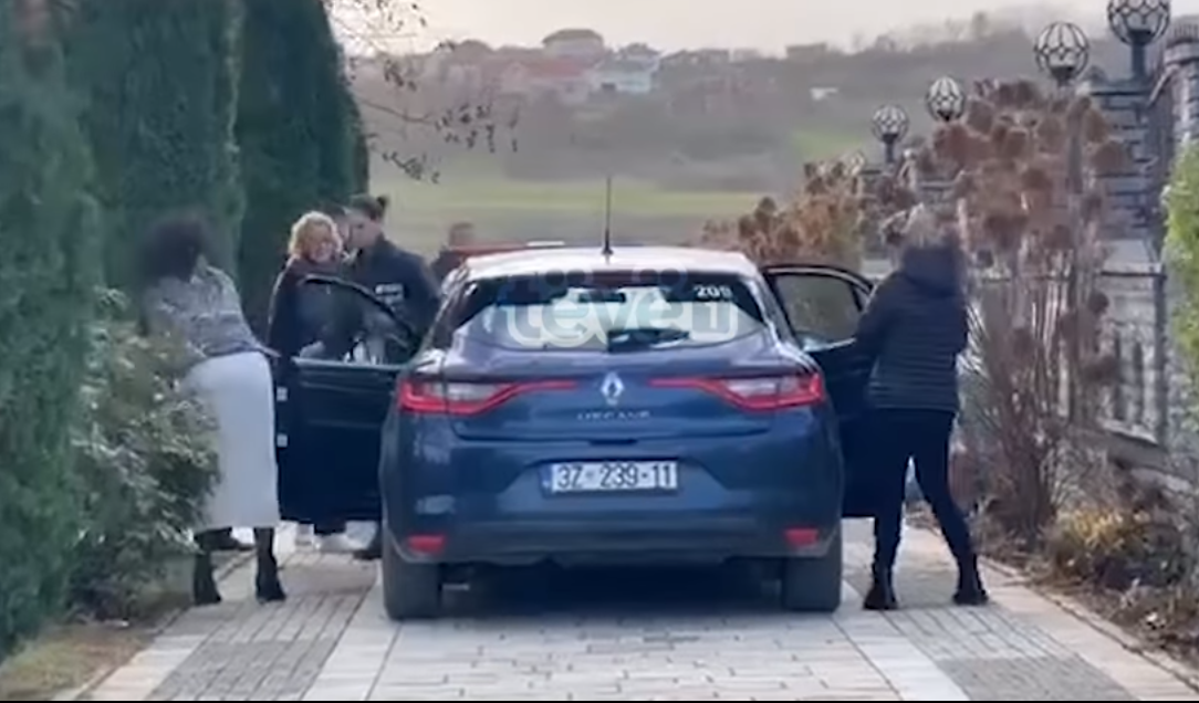 Policia dhe zyrtarë të Qendrës për Punë Sociale largohen nga shtëpia e ... Policia dhe zyrtarë të Qendrës për Punë Sociale largohen nga shtëpia e ...